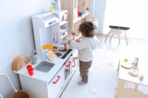 La cocinita como Juego simbólico – Creciendo Con Montessori