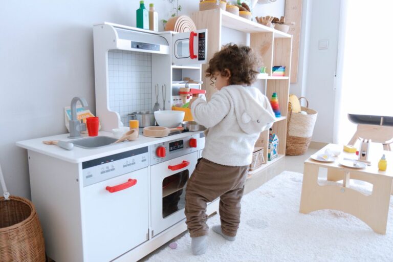 La cocinita como Juego simbólico – Creciendo Con Montessori