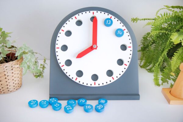 Cómo aprender la hora con el Reloj Montessori – Creciendo Con Montessori