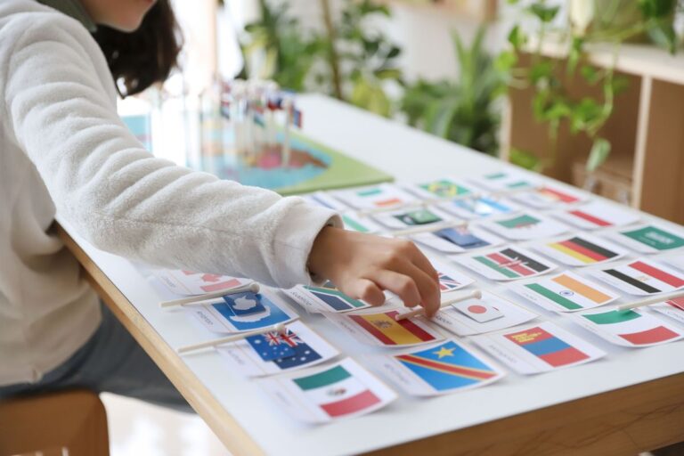 Mapa de Banderas del Mundo Montessori con Imprimible – Creciendo Con ...