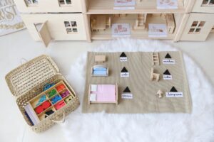 Aprender lenguaje al estilo Montessori con una casa de muñecas ...