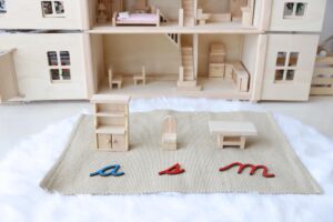 Aprender lenguaje al estilo Montessori con una casa de muñecas ...