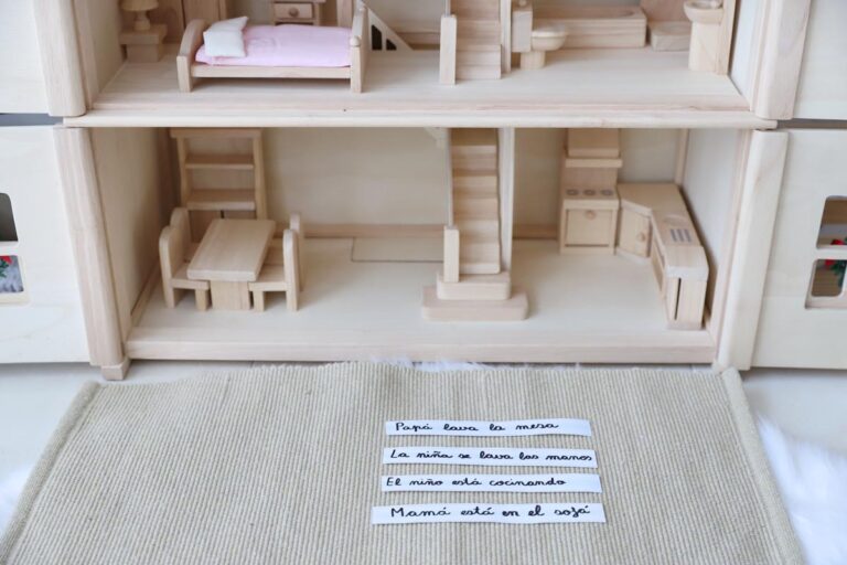 Aprender lenguaje al estilo Montessori con una casa de muñecas ...