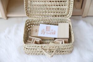 Aprender lenguaje al estilo Montessori con una casa de muñecas ...